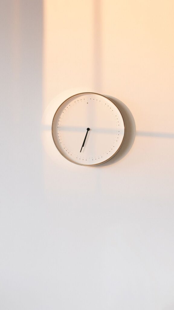 7 Minimalist Wall Decor Ideas to Fool Your Friends That You Hired a ...