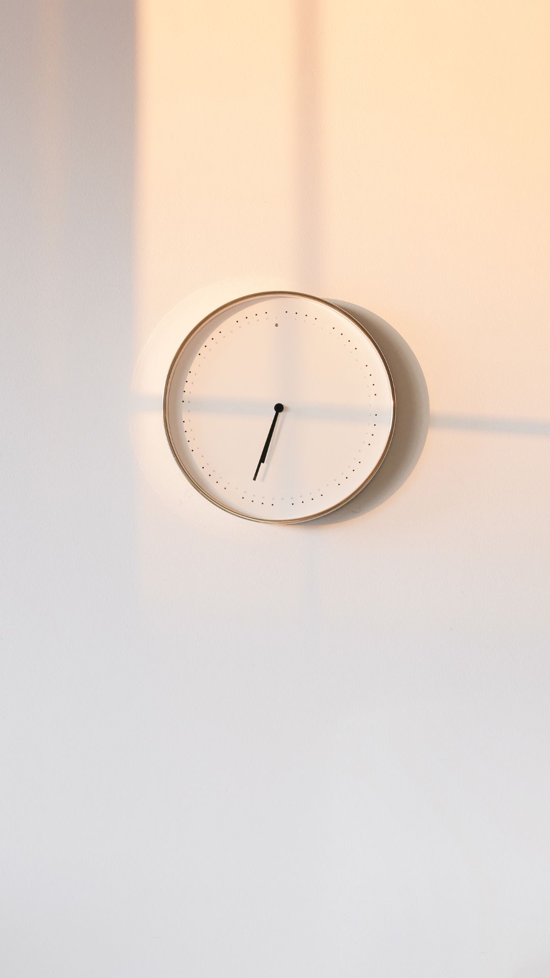 7 Minimalist Wall Decor Ideas to Fool Your Friends That You Hired a ...