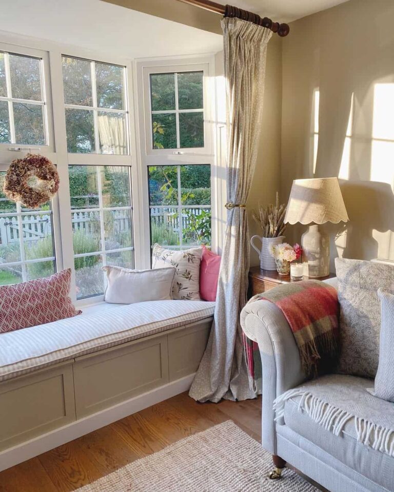 26+ Bay Window Seating Ideas for a Breathtaking Living Room View