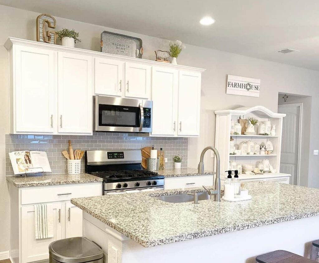 7+ Exciting Ideas to Play with Pops of Color in Your Farmhouse Kitchen ...