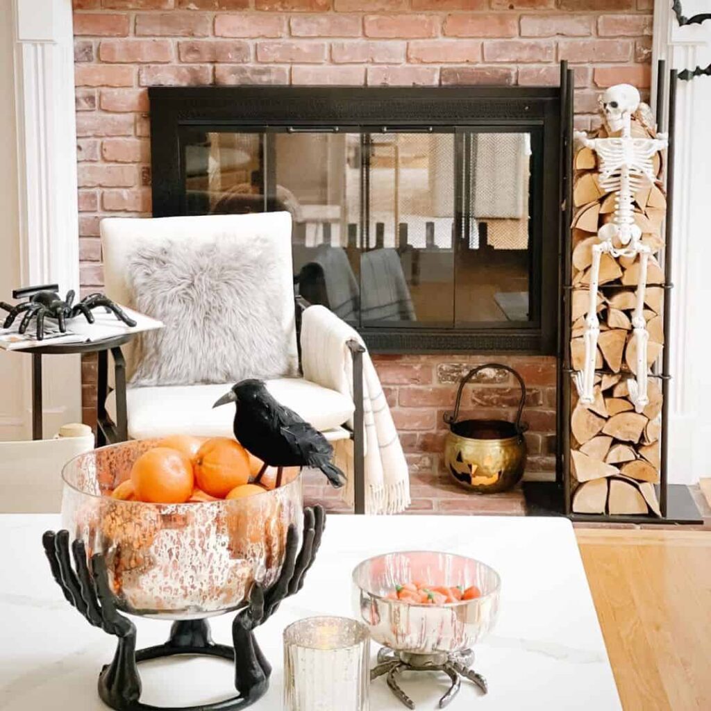 7+ Mysterious Crow Halloween Decor Inspirations for Your Farmhouse ...