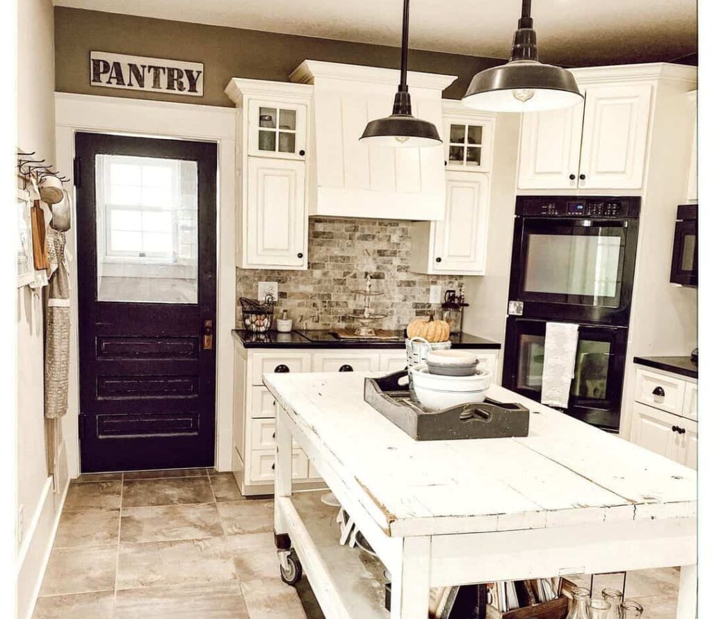 7+ Stylish Ideas for Hanging Two Pendant Lights Over a Farmhouse ...