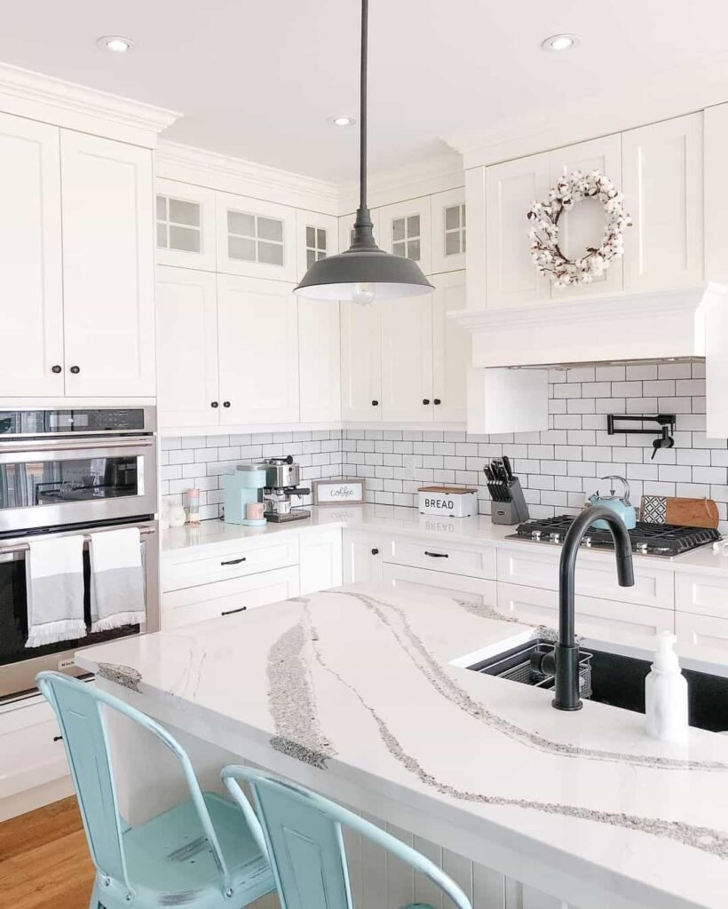 7+ White Countertop Ideas for an Elegant Farmhouse Kitchen