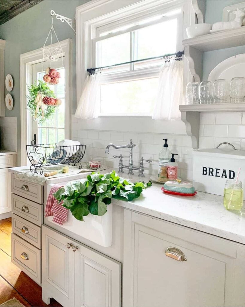 7+ Ideas for Integrating Cream Cabinets into Your Farmhouse Kitchen ...