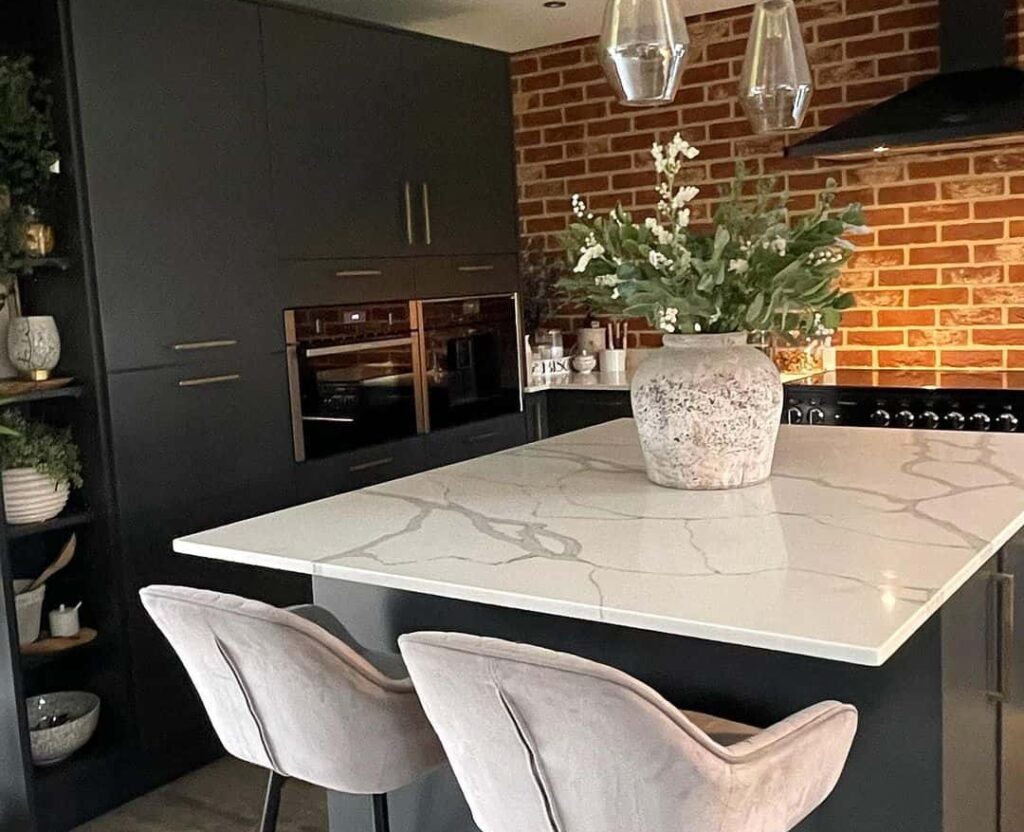 7+ Bold and Modern Farmhouse Kitchen Ideas for a Striking Design